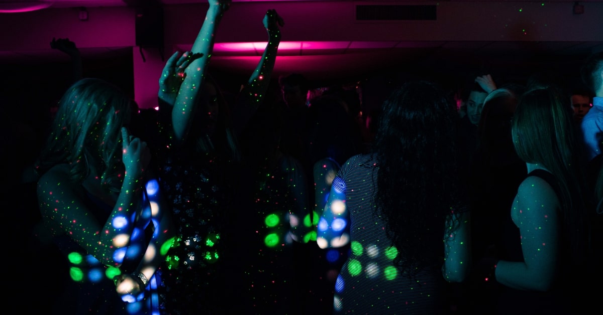 Everything you should know about a party bus service - Naperville Limousine